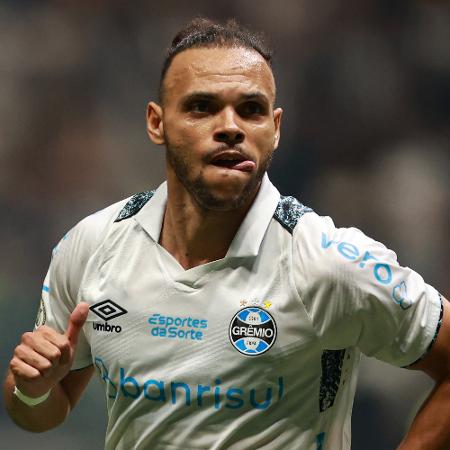 Braithwaite reclama de grama sintética no Brasil: 'Muito perigoso'