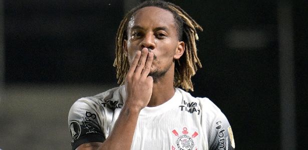 Corinthians: Carrillo vai de 'acabado' no próprio país a pilar