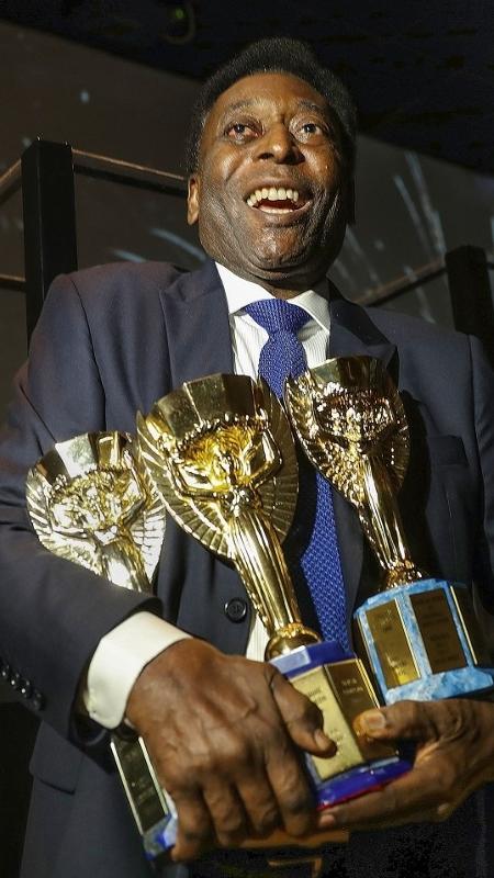 Pele Segurando A Copa Do Mundo Pelé Conviveu Com Lesões Em 1962 E