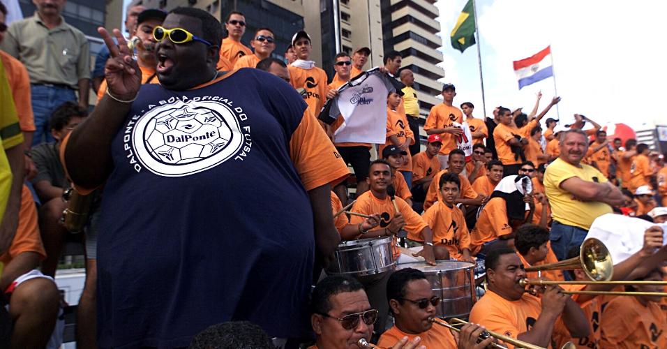 Bola Sete perde 150 kg e vê espaço sumir como animador de arquibancada