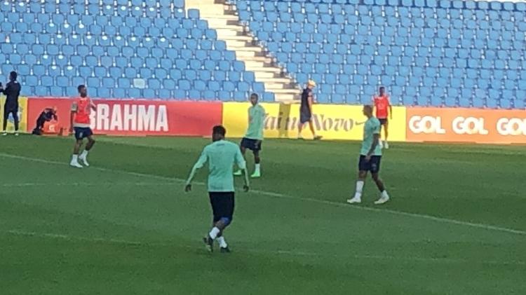 Neymar cai e dá susto em treino da seleção brasileira na França; veja ...