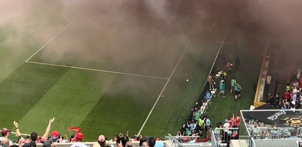 Torcida do Wydad paralisa jogo contra Juventus com fumaça
