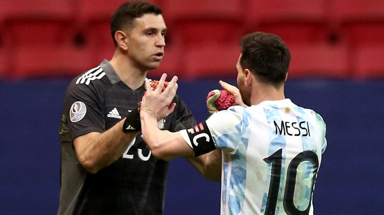 Por que a Argentina anda encantada por Dibu Martínez, o goleiro doidão