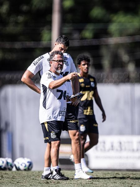 Cleber Xavier contesta rótulo no Santos: 'Fui estagiário há 37 anos'