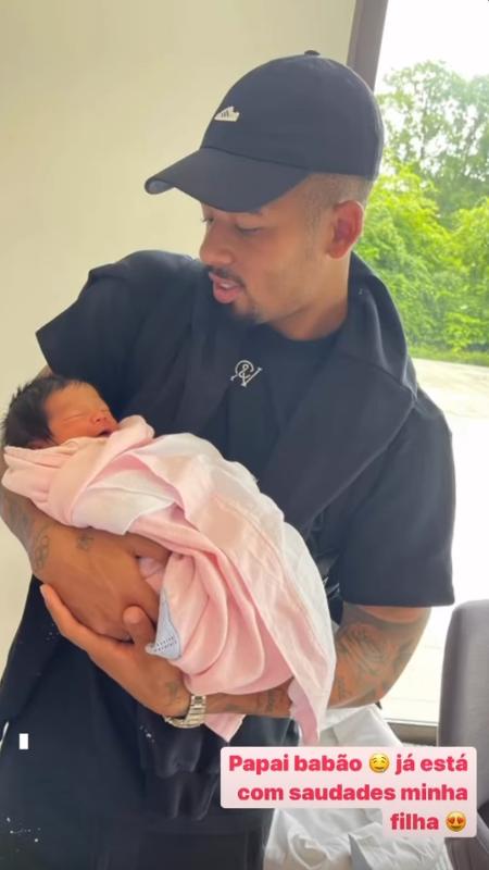 Gabriel Jesus posa com a filha antes de se apresentar à seleção