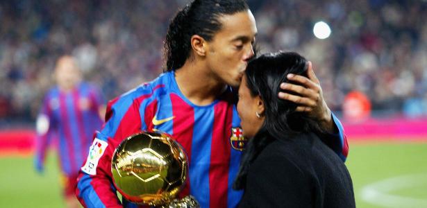Ronaldinho fala pela primeira vez após morte da mãe e agradece apoio