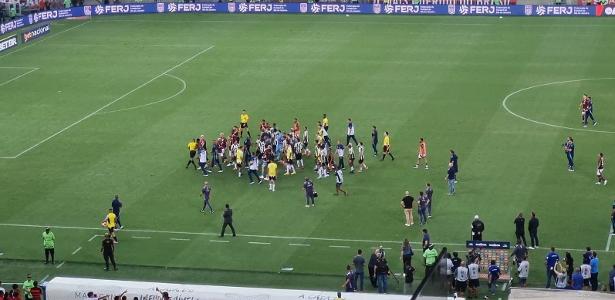 Flamengo x Botafogo termina em confusão, socos e expulsões