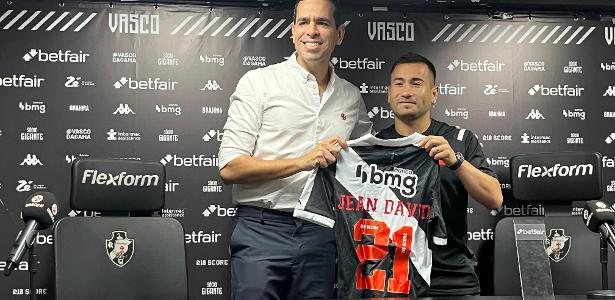 Vasco apresenta atacante chileno Jean David