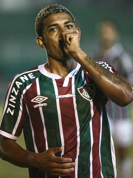 Kennedy, do Fluminense, testa positivo para a covid-19
