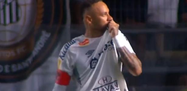 Neymar cobra pênalti e marca o primeiro gol desde a volta ao Santos