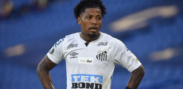 Marinho aparece de visual novo no CT do Santos