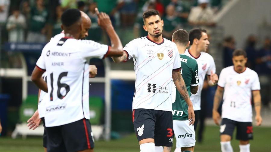 Após vice na Recopa, zagueiros do Athletico miram sequência da ...