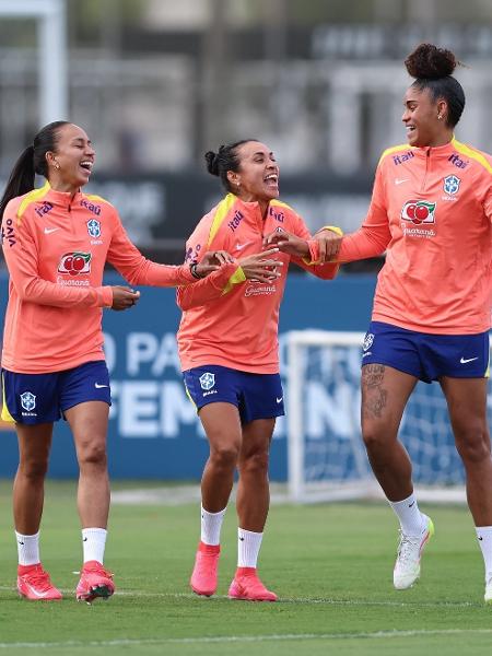Marta volta à seleção 'mais leve', mas segue protagonista e referência