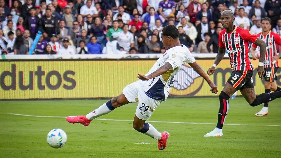 São Paulo toma dois gols quando jogava melhor e se complica na Liberta