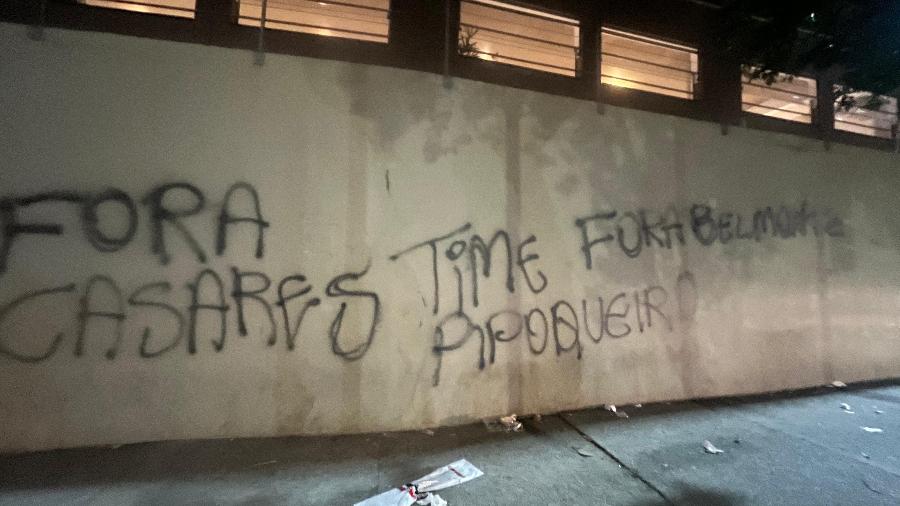 São Paulo: muros do Morumbis são pichados após queda; diretoria é alvo