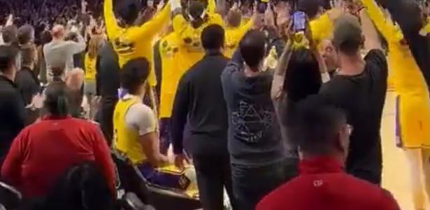 Anthony Davis não vibra em cesta do recorde de LeBron James
