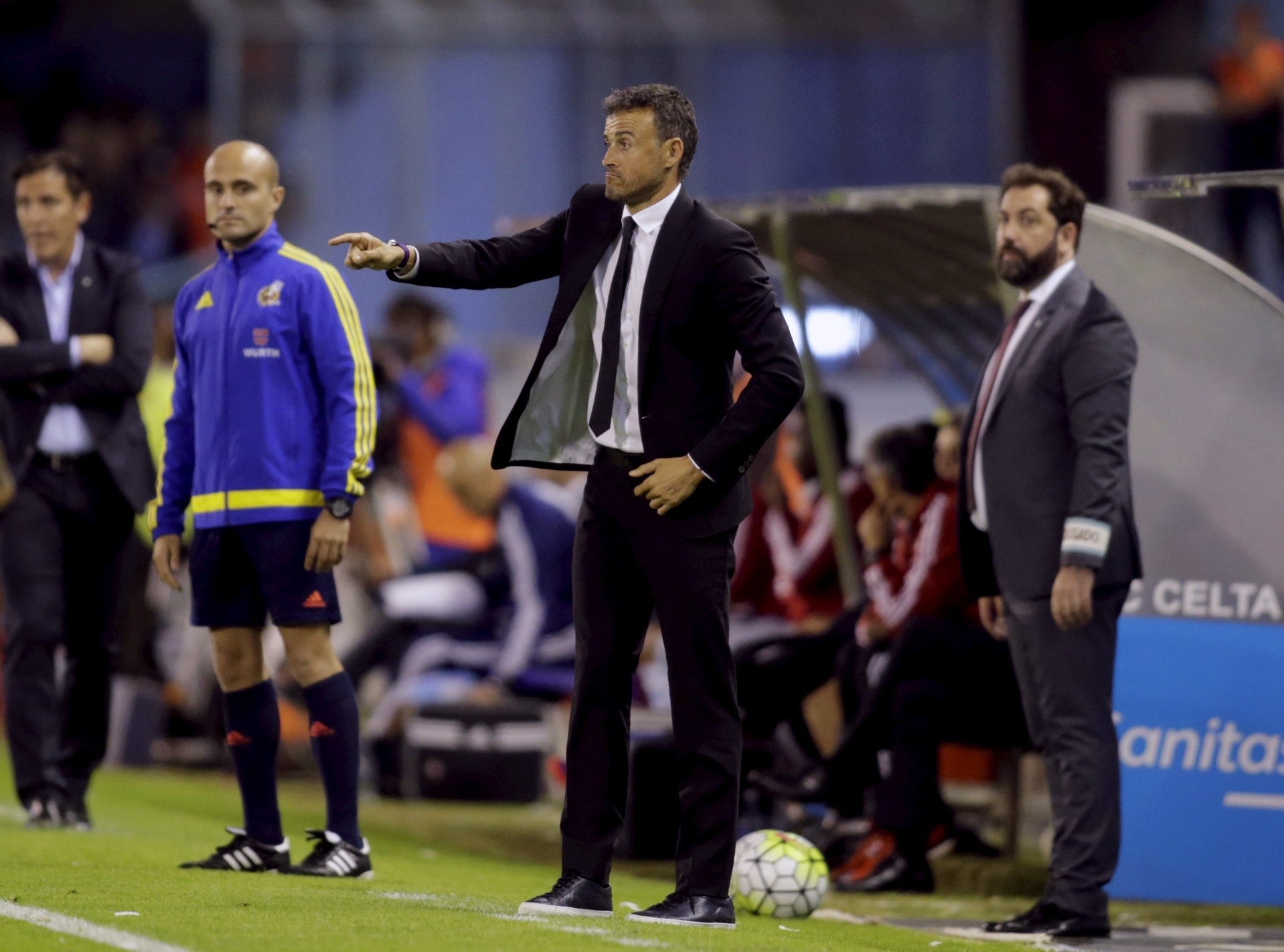 Novos hooligans? Torcida do Arsenal é flagrada depredando estádio rival ...