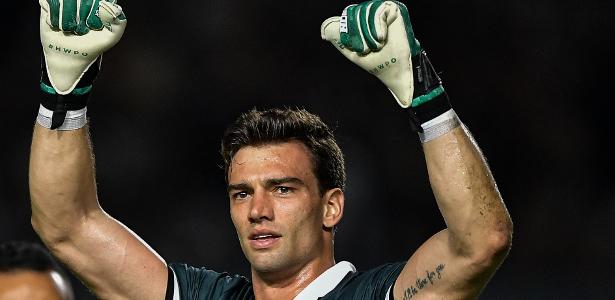 Vasco luta contra o tempo para renovar com Léo Jardim; entenda