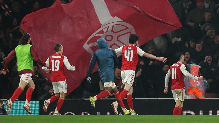 Arsenal segura Chelsea, marca no fim e vai à final da Copa da Liga Inglesa