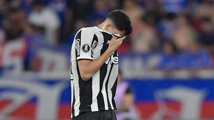 Botafogo bate chilenos em jogo heroico sob olhar de Ancelotti e avança