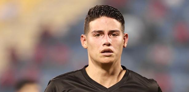 James Rodríguez acerta cabeceio improvável e faz golaço por cobertura