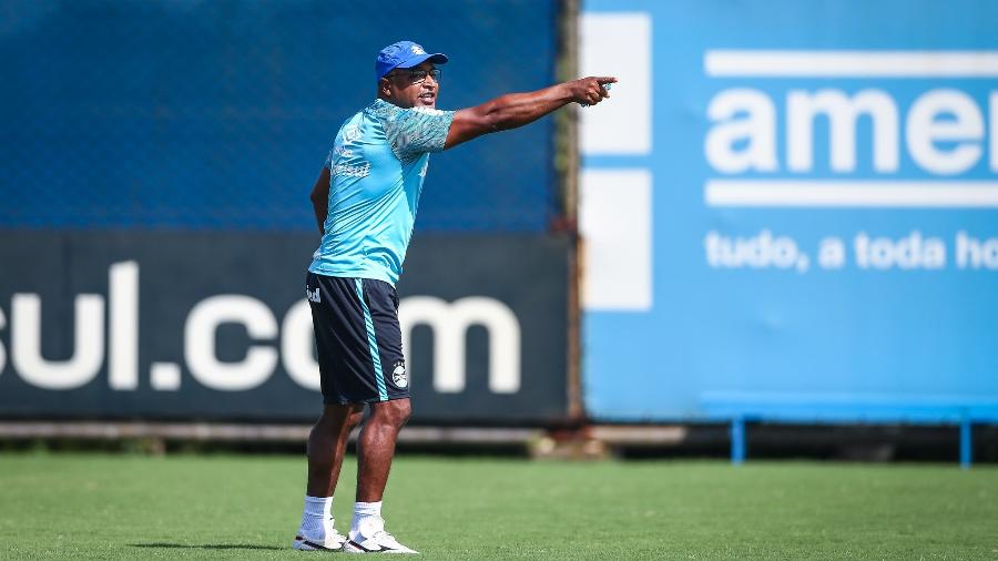 Grêmio: Chegada de Roger e queda prematura reabrem mercado de reforços