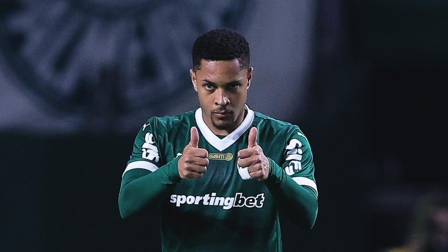 Vitor Roque comanda vitória do renascido Verdão sobre o Galo de Hulk