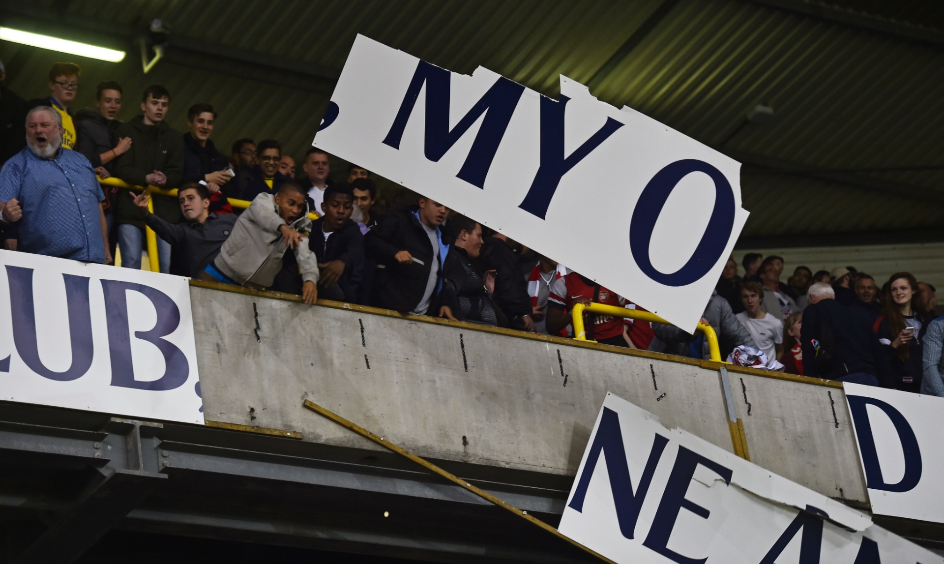 Novos hooligans? Torcida do Arsenal é flagrada depredando estádio rival ...