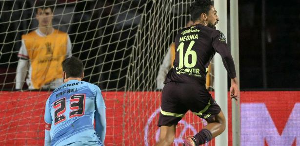 São Paulo frustra Morumbi, e técnico brasileiro disputará semi pela LDU