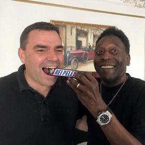 Pelé faz 81 anos sem medo de expor a fragilidade do ex-atleta perfeito