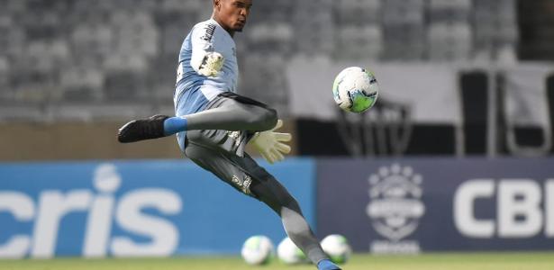 Goleiro John machuca no final do clássico e termina San-São no ...