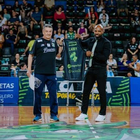 Bauru domina e vence Caxias em despedida emocionante de Larry Taylor