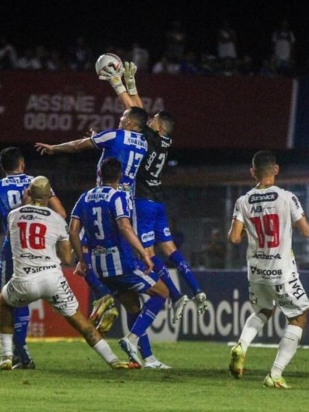 Diego Renan: lateral de 1,72m vira goleiro em jogo do CSA: 'Deu certo'