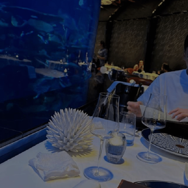 Martinelli e namorada curtem Dubai e vão a restaurante de luxo