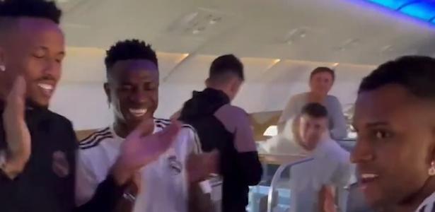 Rodrygo ganha bolo de aniversário durante voo do Real; veja