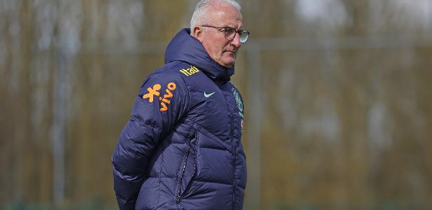 Dorival Júnior assiste Neymar e conversa no vestiário após a partida