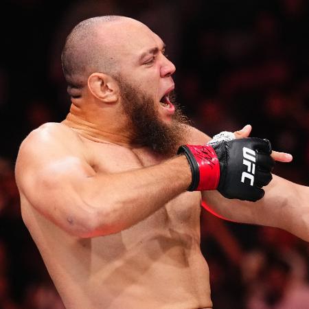 Caçador de Pés! Valter Walker finaliza e amplia ótima fase no UFC 321