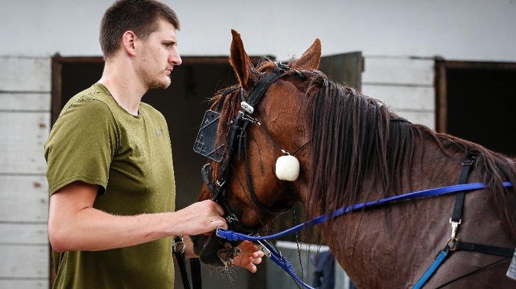 MVP da NBA Finals, Nikola Jokic é astro romântico e amante de cavalos