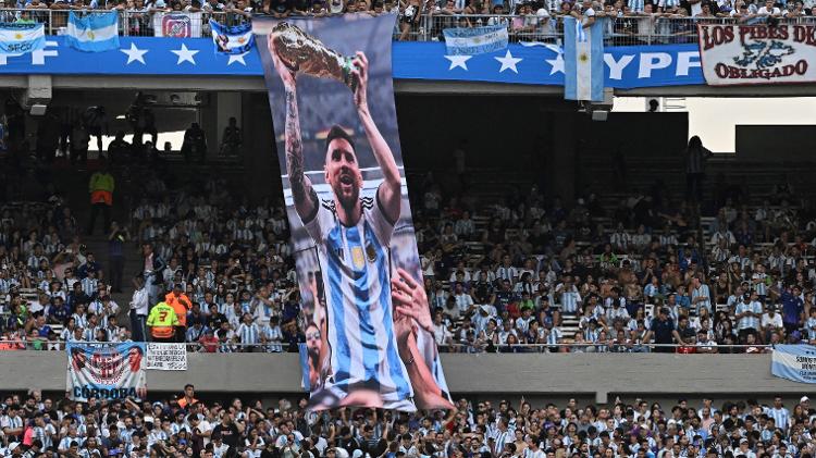 Messi faz golaço histórico, e Argentina vence jogo de festa do mundial