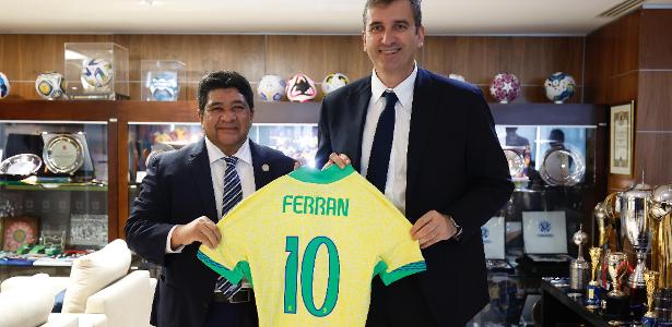 Guardiola vem aí? CEO do Grupo City visita CBF e ganha camisa