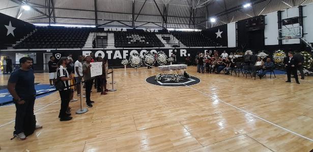 Léo Batista: corpo do jornalista é velado na sede do Botafogo