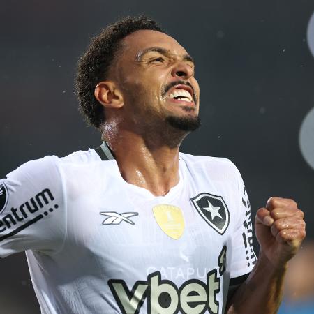 Ancelotti convoca Vitinho, do Botafogo, à seleção e corta Vanderson