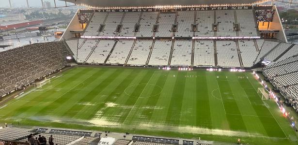 Chuva forte deixa arena com várias poças antes de Corinthians x Santos