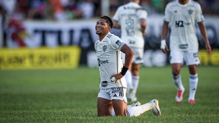 Hulk e Rony marcam, e Atlético avança no fim na Copa do Brasil