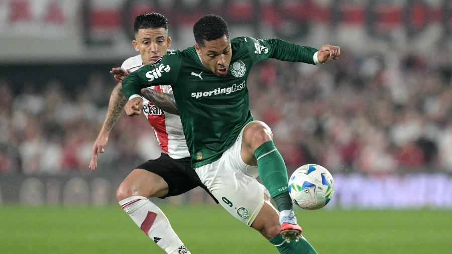 Palmeiras amassa o River no primeiro tempo e defende a vitória com vigor