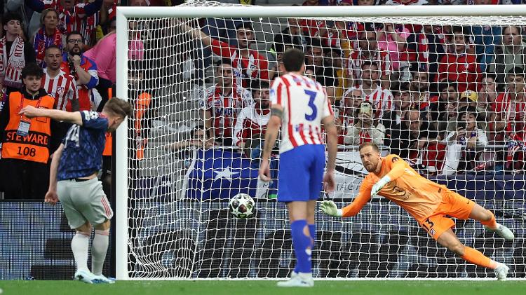 Atlético e Arsenal marcam de pênalti e empatam na ida da Champions