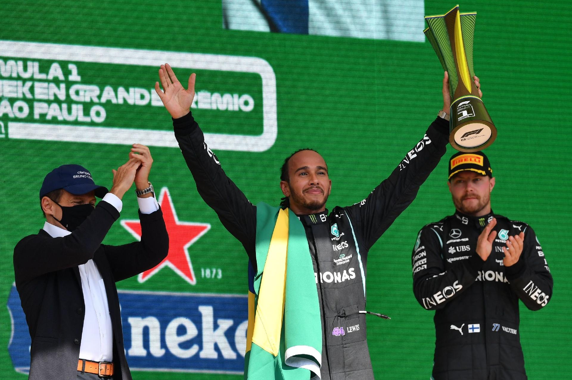 Hamilton vence em São Paulo, pega bandeira do Brasil e homenageia Senna ...