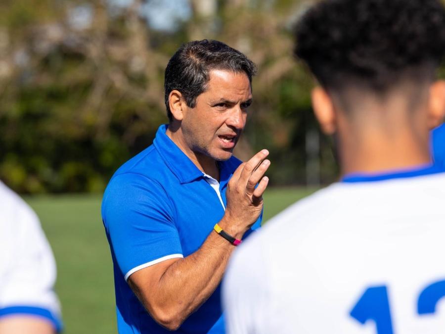 Quem é o brasileiro que treina a 3ª pior seleção do mundo 'no paraíso'