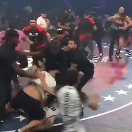 Ex-campeão do UFC causa briga generalizada após agredir rival; assista