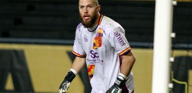 Goleiro faz gol de antes do meio-campo no Campeonato Uruguaio; veja